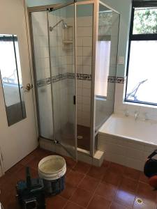 Pro’s and Con’s Of Hobless Showers – Small Bathroom Renovations Perth ...