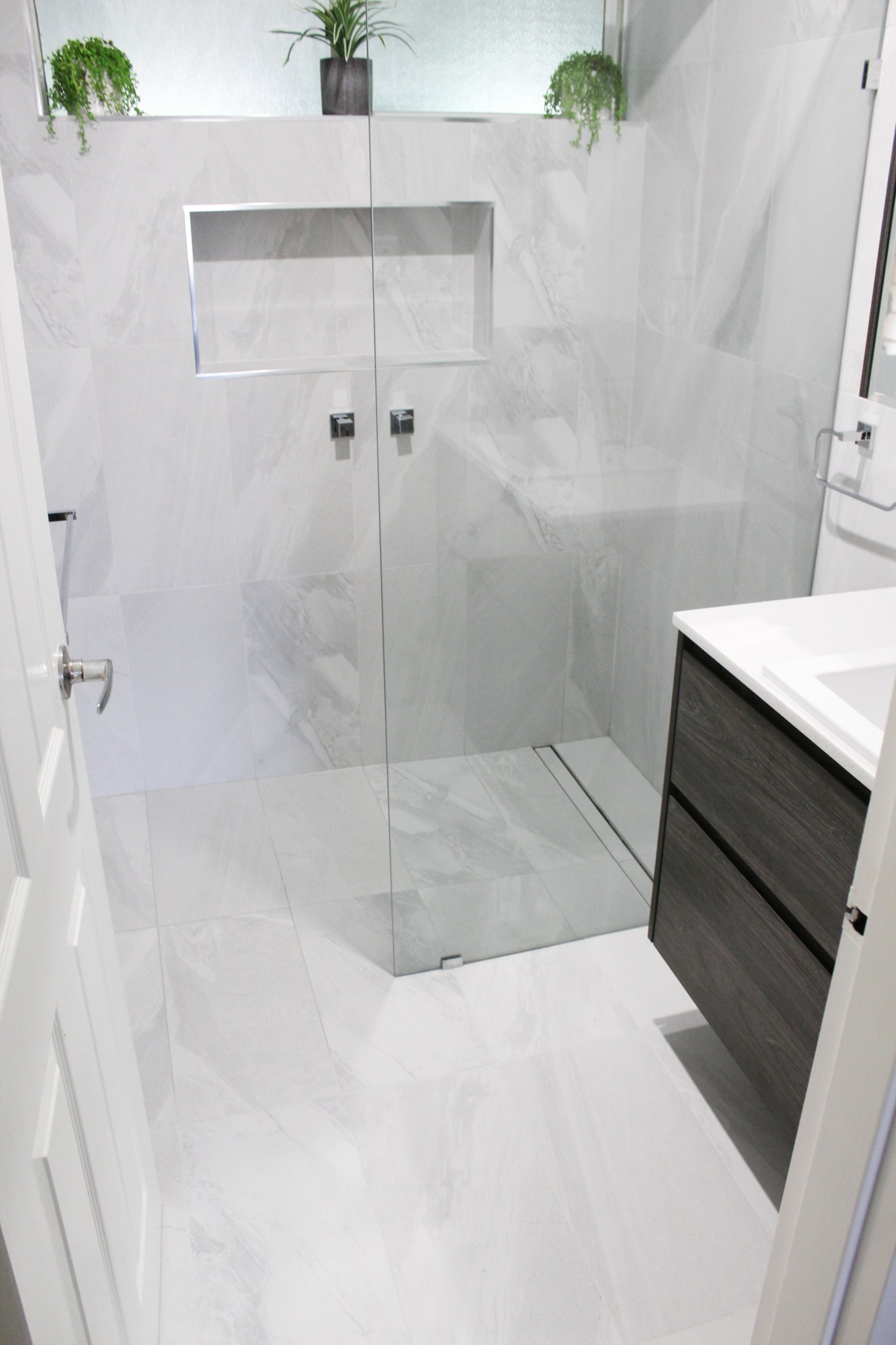 Pro’s and Con’s Of Hobless Showers – Small Bathroom Renovations Perth ...