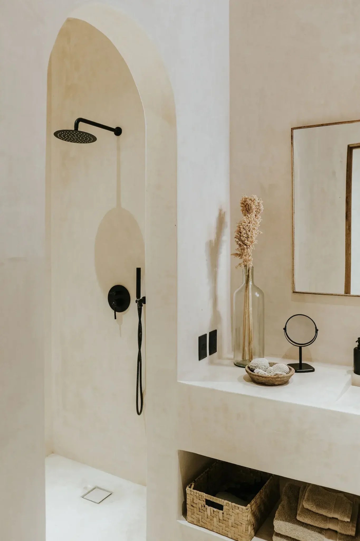 How To Create The Amazing Curved Bathroom – Small Bathroom Renovations ...