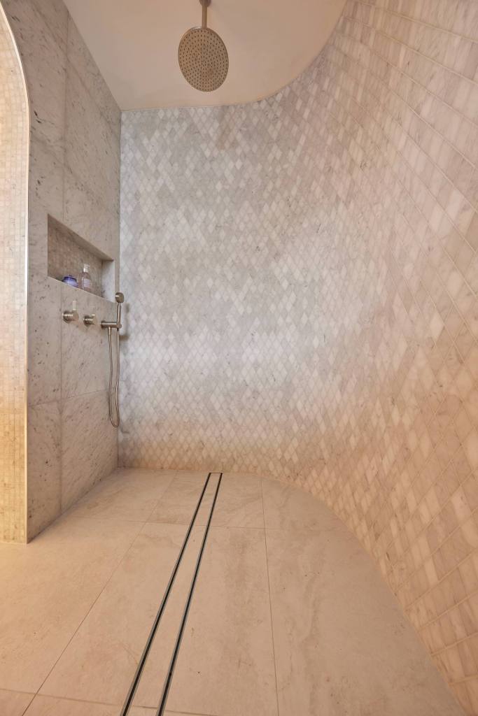 How To Create The Amazing Curved Bathroom – Small Bathroom Renovations ...